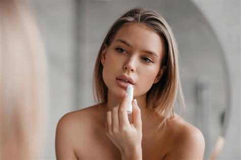 여성의 아름다움 루틴 매력적인 여자 페인트 그녀의 입술 와 립스틱 과 찾고 에 반사 에 거울 에 화장실 립스틱에 대한 스톡 사진 및 기타 이미지 Istock