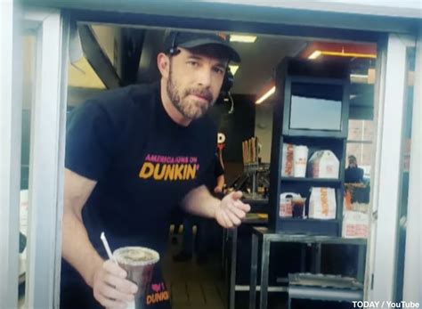 ベン・アフレックがドーナツショップの店員に！？コーヒーとドーナツを提供し、一般客にサプライズ！そこには妻ジェニファー・ロペスの姿も[動画あり
