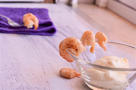 위에서 유리 새우 타르 타르 소스오래 된 흰색 나무 테이블에 숟가락과 흰 접시에 축제 파티에 대 한 쉬운 칵테일 레시피 보기 갑각류에 대한 스톡 사진 및 기타 이미지