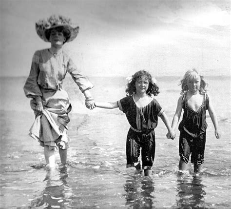 1900 Back To The Beach After Bathing Gambar Fotografi