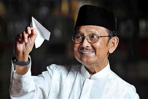 Kenangan BJ Habibie Untuk Indonesia Dari Kisah Cinta Hingga Prestasinya