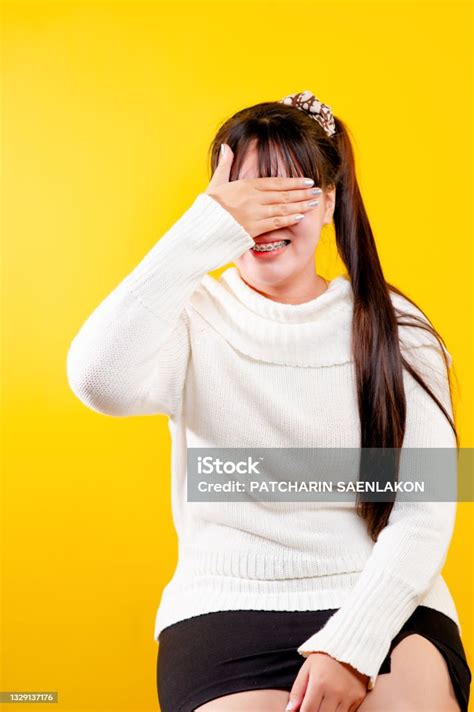 아시아 소녀 그 쾌활한 재미 밝은 미소 노란 배경에 대한 사랑의 눈의 표현 좋은 생활과 직장에서 행복 휴식 건강한 생활방식에