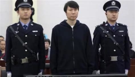 曝李铁已没刘海，变成光头！媒体人：出庭时估计戴了假发凤凰网视频凤凰网