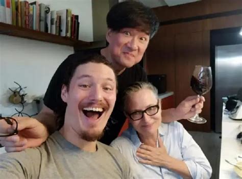 周華健兒子曬一家三口合照，60 歲妻子滿頭白髮 ＊ 阿波羅新聞網