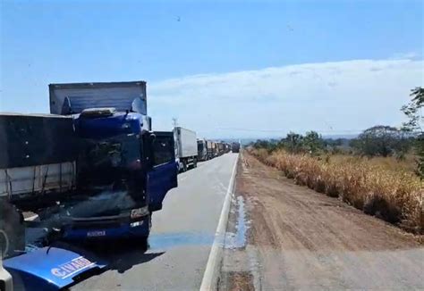 Grave acidente entre carretas e caminhão é registrado na BR vídeo MTJá o seu Portal de