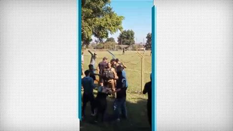 Vídeo polícia prende torcedor acusado de injúria racial contra árbitro em jogo do Paranaense