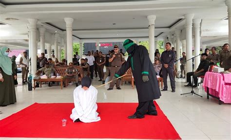 Pasangan Mesum Dicambuk 100 Kali