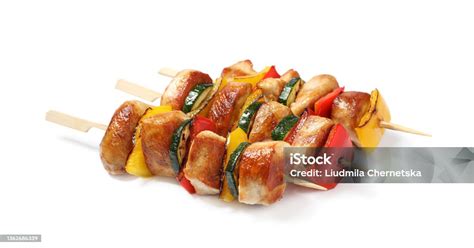 흰색 배경에 야채와 맛있는 닭 Shish 케밥 흰색 배경에 대한 스톡 사진 및 기타 이미지 흰색 배경 바비큐 고기