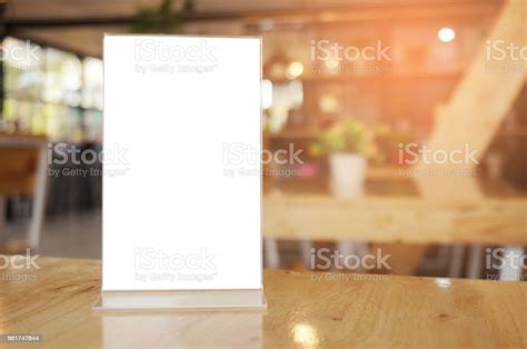 레스토랑 카페 바에서 나무 테이블에 메뉴 프레임 서를 비웃는 다 텍스트를 위한 공간 0명에 대한 스톡 사진 및 기타 이미지
