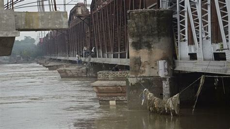 Delhi Floodफिर उफान पर यमुना नदी अब तक हथिनी कुंड बैराज से छोड़ा जा