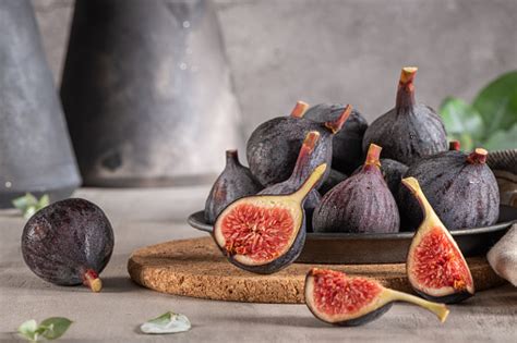 나무 테이블에 신선한 잘 익은 무화과 건강한 지중해 무화과 아름다운 파란색 보라색 무화과 선택적 초점 무화과에 대한 스톡 사진