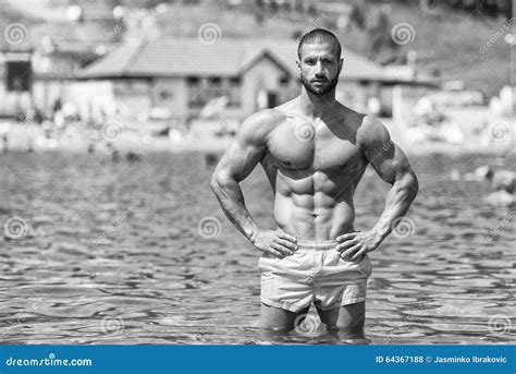 Portret Van Een Spier Sexy Mens In Ondergoed Stock Foto Image Of