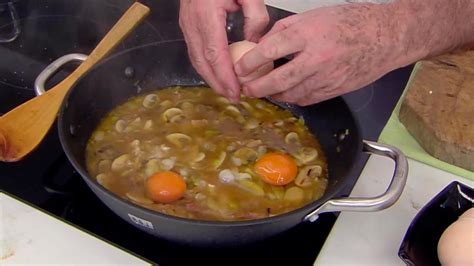 Huevos con salsa bretona por Karlos Arguiñano una receta económica