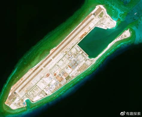 南沙群岛出现罕见一幕：菲两艘小艇强闯仁爱礁，被我国军舰逼停财经头条