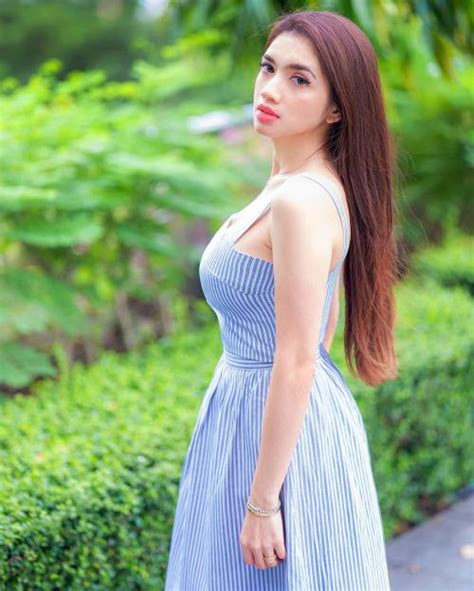 Janda Cantik Mempesona Potret Terbaru Angel Karamoy Liburan Di