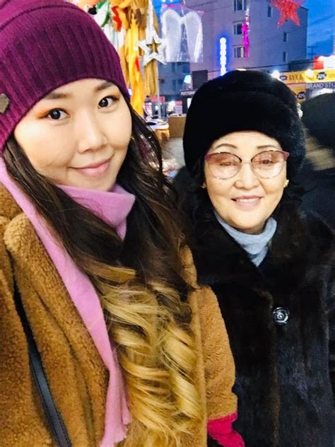 The Mongolian Couple Эрдэнэтээс эмээ маань ирээд шинэ жилийн даашинз сонгоод өгөөч гээд