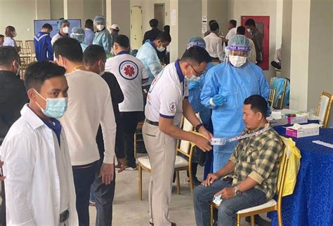 អ្នក សារ ព័ត៌ មាន ជាតិ និង អន្តរជាតិ បាន មក ធ្វើ តេស្តរ ហ័ស ជំងឺ កូវីដ ១ ៩ ដើម្បី ត្រៀម ជួប