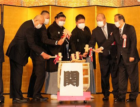 ＜正代大関昇進披露祝賀会＞八角理事長（右から2人目）、時津風親方（右から3人目）らと鏡割りする正代（左から3人目）＝撮影・郡司 修