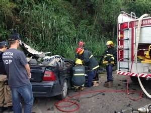 G1 Grave acidente entre caminhões carro e van interdita a BR 470