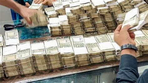 दिल्ली सरकार का अफसर घूस लेते गिरफ्तार Cbi के छापे में घर से मिले