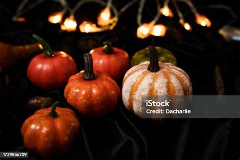 할로윈 장식 배경입니다 할로윈 나무 테이블에 무서운 호박 머리 할로윈 휴일 개념 10월에 대한 스톡 사진 및 기타 이미지