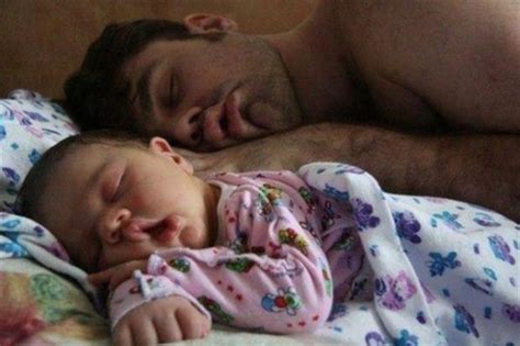 Quand un petit garçon veut tout faire comme son père ça donne des photos absolument adorables