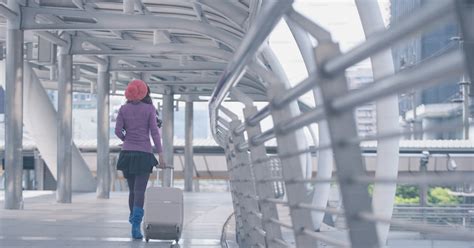뒷모습 공항 복도에서 여행 가방을 들고 걷는 여자 여행자 사진 Unsplash의 길이 이미지