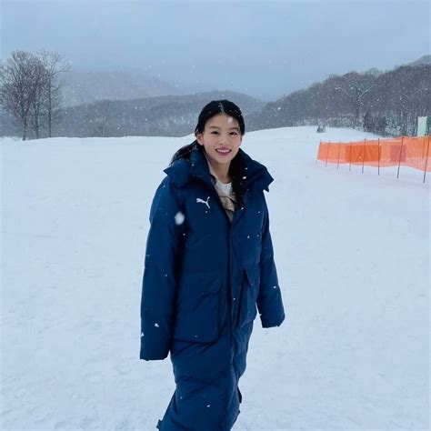 出口夏希、白銀に舞い降りた天使！「ブルーモーメント」雪景色に映える透明感ある笑顔が可愛すぎ Okmusic