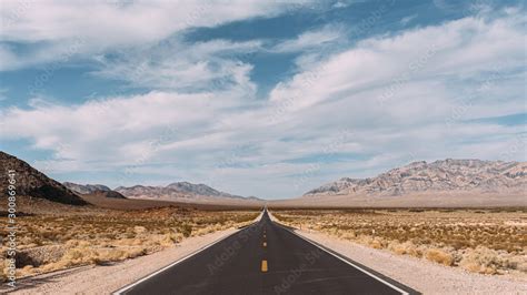 Lange Straße Unendliche Weite Im Südwesten Der Usa Nevada Stock