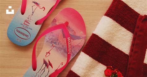 핑크와 화이트 스트라이프 플립 플롭 사진 Unsplash의 무료 바닷가 이미지