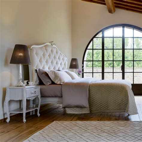 Elegant Classic Style Button Upholstered Bed For Luxury