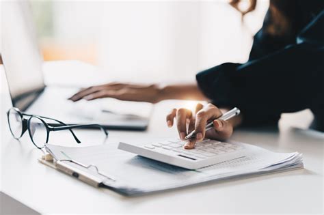 계산기를 사용하여 비즈니스 우먼 손을 닫아 회사의 재무 결과와 예산을 계산합니다 계정 감사 개념입니다 경제에 대한 스톡 사진 및 기타 이미지 Istock