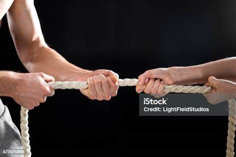 검은 색으로 고립 된 밧줄을 당기는 남자와 여자의 자른보기 잡아 당기기에 대한 스톡 사진 및 기타 이미지 잡아 당기기 2명
