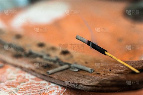 香和烟从香燃烧。美丽的烟雾。模糊的背景和设计与复制空间。