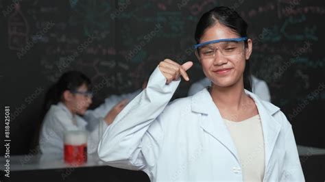 Vidéo Stock High School Girl Looking At Camera While People Doing