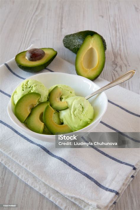 그릇에 홈 메이드 아보카도 아이스크림 사이드 뷰 근접 촬영 0명에 대한 스톡 사진 및 기타 이미지 0명 과일 냅킨