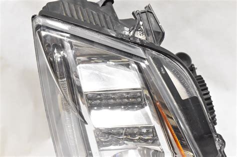 08 14 Cadillac CTS Right Passenger Headlight Xenon HID Damaged 22755332