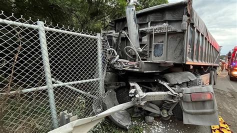 台64線驚傳車禍！砂石車失控自撞 凶手竟是小蜜蜂