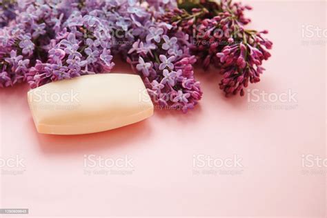분홍색 배경에 라일락 꽃이있는 손과 가지를위한 비누 텍스트 1 장소 0명에 대한 스톡 사진 및 기타 이미지 0명 건강한