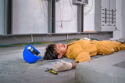 전기 노동자는 감전 사고를 당했다 전기 기술자는 현장에서 작업에서 감전 사고로 의식을 잃는다 20 24세에 대한 스톡 사진 및