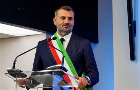 Arriva A Bari La Commissione Del Viminale Decaro Si Difende Foto Con Le Donne Del Boss Non