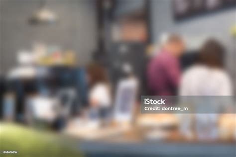카페에서 커피 음료를 준비 하는 바리 스타의 배경을 흐리게 가득 찬에 대한 스톡 사진 및 기타 이미지 가득 찬 갈색 고객
