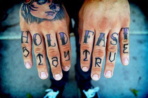 Tatouage écriture lettrage hold fast stay true Inkage