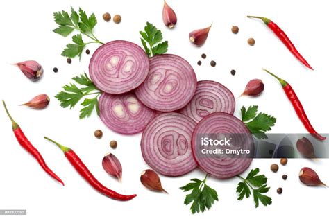 파 슬 리 마늘과 향신료 흰색 배경 평면도에 고립 된 붉은 양파 슬라이스 가능성에 대한 스톡 사진 및 기타 이미지 가능성