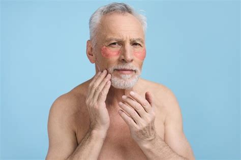 Premium Photo Handsome Gray Haired Senior Man Wearing Hydrogel