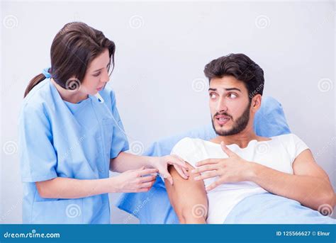El Paciente Masculino De Examen Del Doctor De La Mujer En Hospital Imagen De Archivo Imagen De