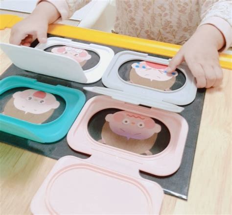 호반아이사랑♡ 만0세발달특성수준별활동 탐색웃는얼굴을찾아요 웃는얼굴찾기 여러가지표정흉내내기 물티슈뚜껑까꿍놀이 물티슈뚜껑활용수업