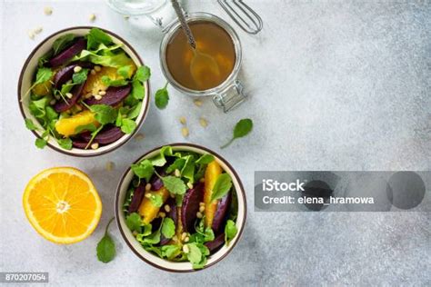 회색 돌 또는 슬레이트 배경에 수 제 간식 사탕 무 오렌지 Arugula와 소나무 견과류 샐러드 복사 공간 최고 볼 수 있습니다 0명에 대한 스톡 사진 및 기타 이미지