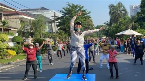 Artis Jadi Instruktur Senam Ada Yang Rela Tidak Dibayar Demi Melatih Ibu Ibu Kompleks