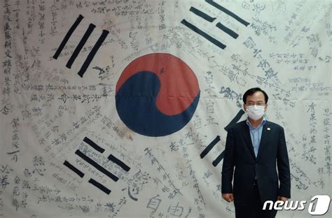 한국광복군 서명문 태극기 앞에 선 김삼호 구청장
